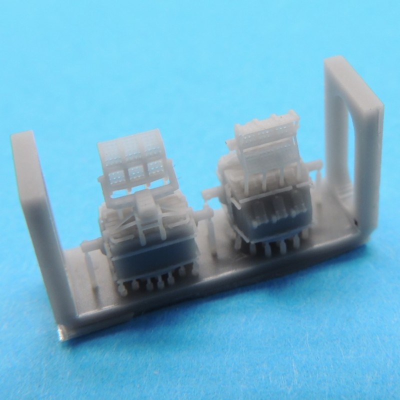 Mk.37 gun director with Mk.4 antenna (x2)