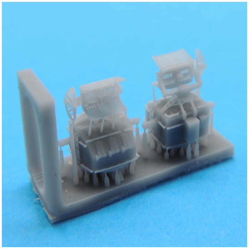 Mk.37 gun director with Mk.12 & 22 antennas (x2)