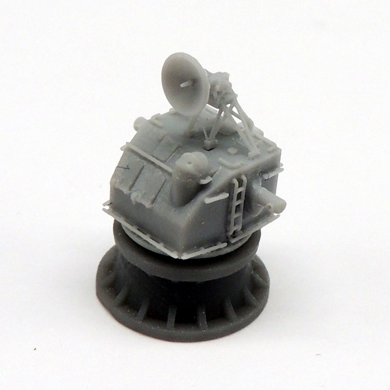 Mk.37 gun director with cupola and Mk.25 radar antenna (x2)
