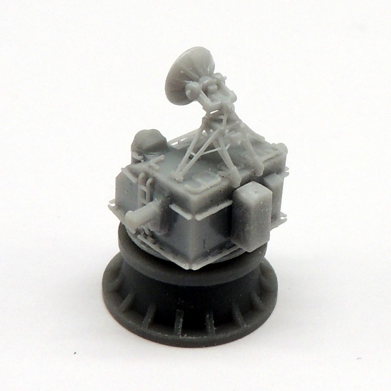 Mk.37 gun director with cupola and Mk.25 radar antenna (x2)